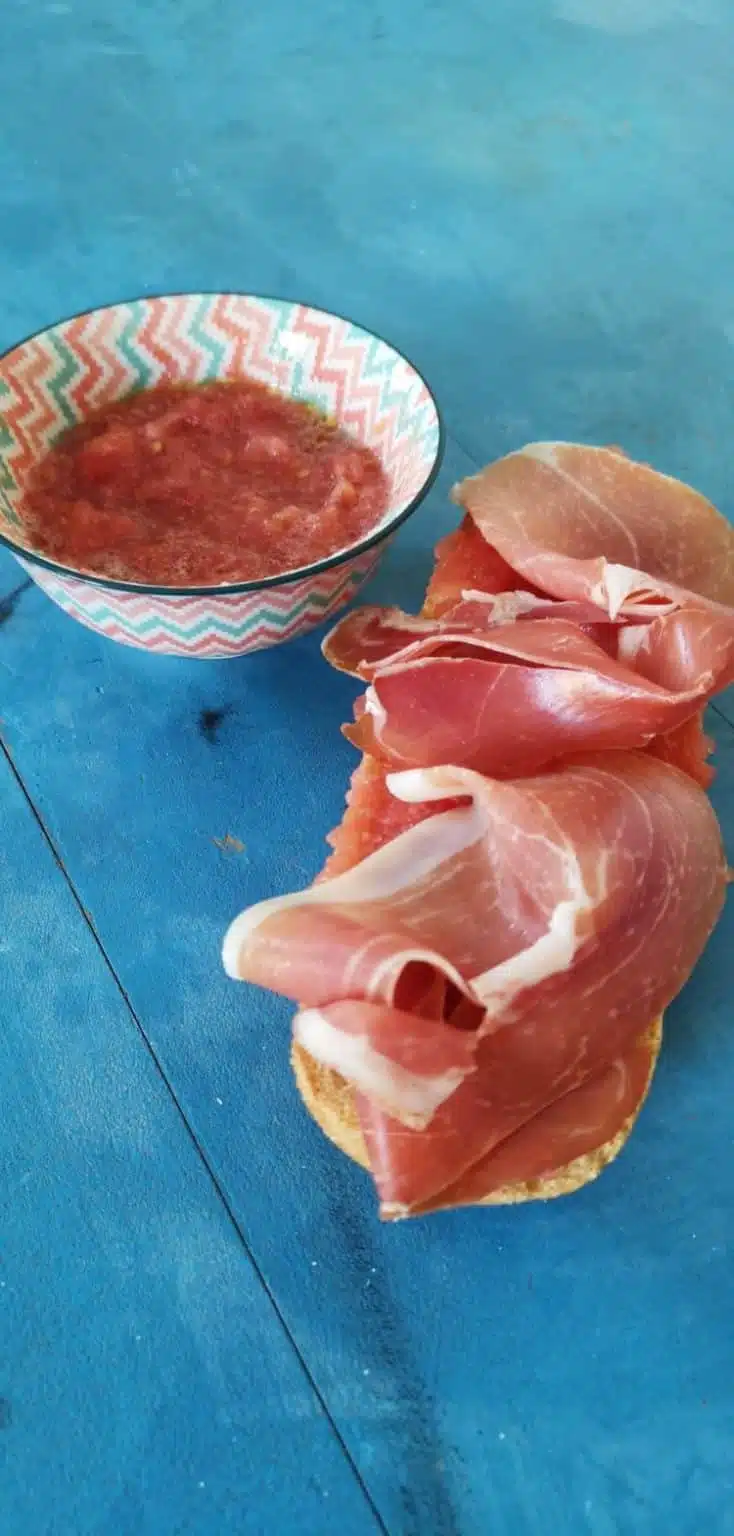 Receta fácil de Tostada con Tomate, Jamón y aceite - Spanish Food Guide